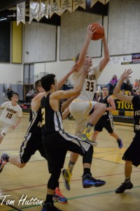 Bandon High School Basketball vs Rogue River High School - Community Plus